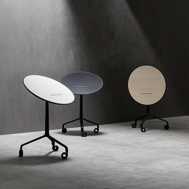 USE ME - Mobile Table - Desks International